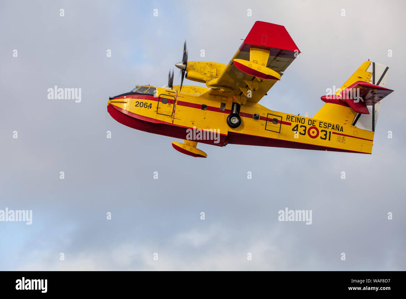 Airplane water scooper 2019 hi-res stock photography and images - Alamy