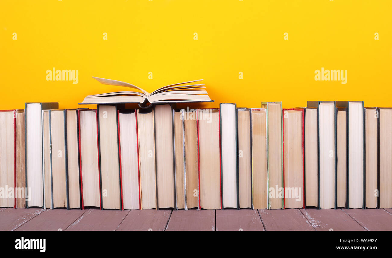 Horizontal books hi-res stock photography and images - Alamy