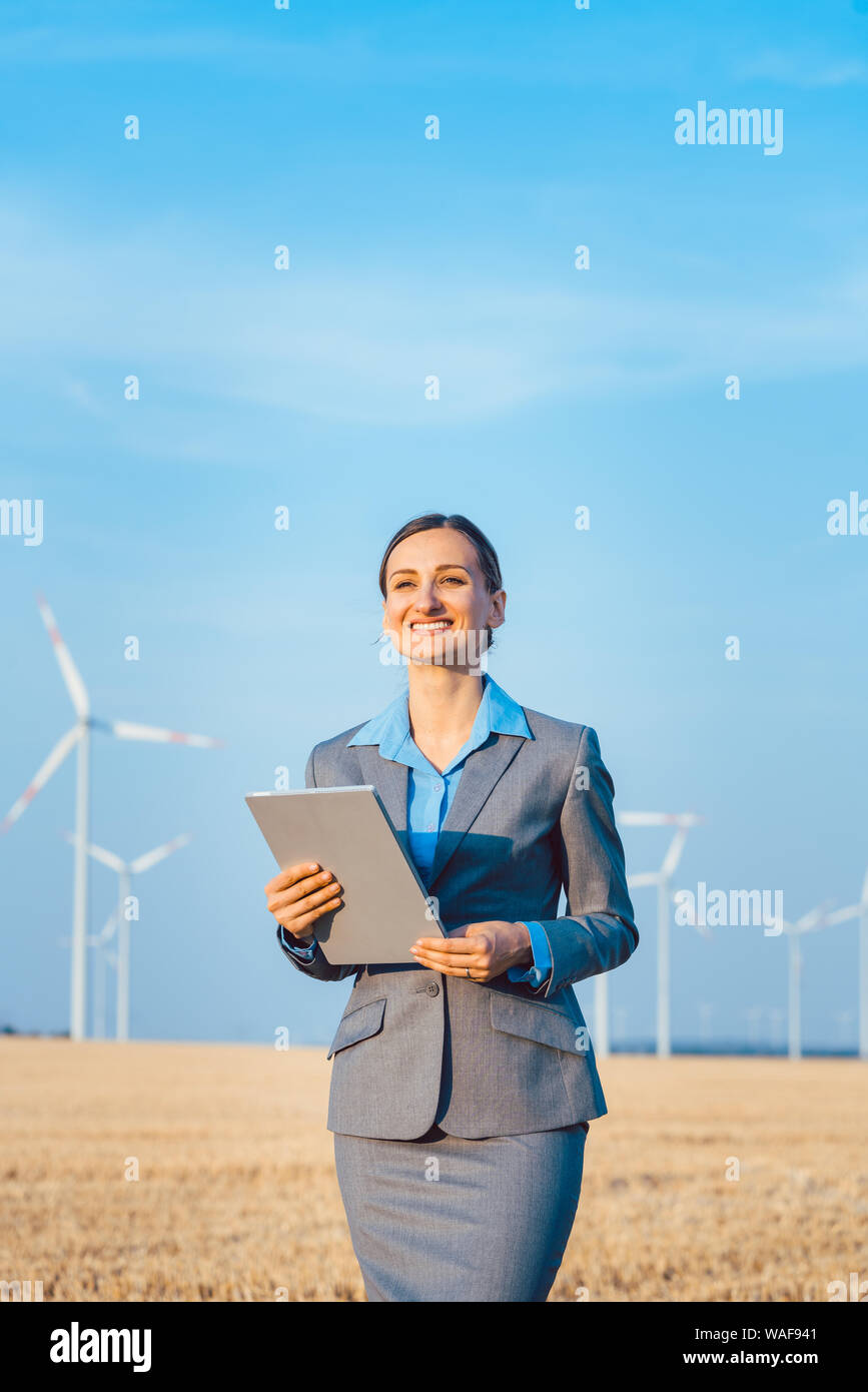 Investor computer hi-res stock photography and images - Alamy