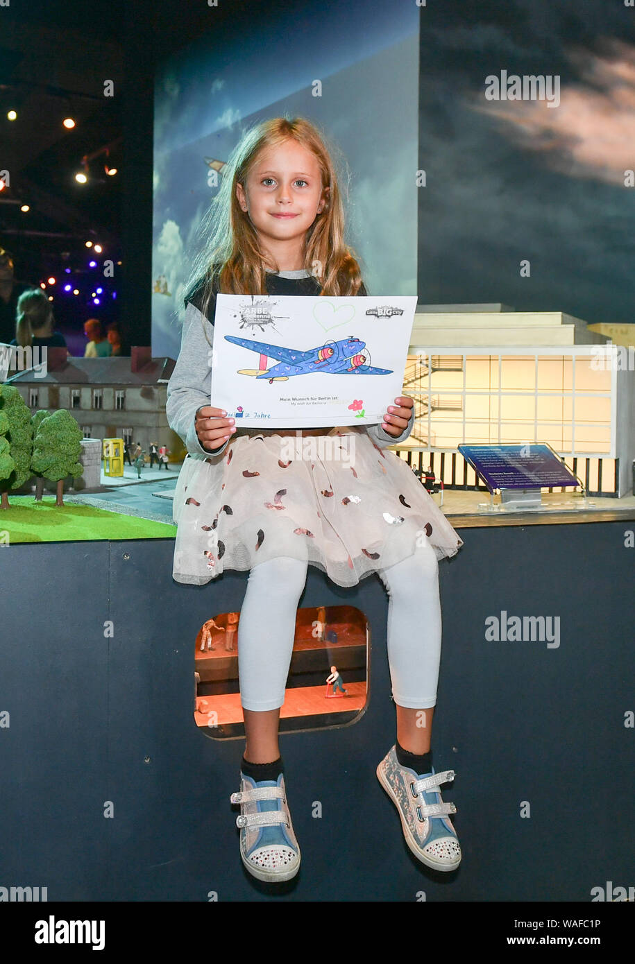 Berlin, Germany. 20th Aug, 2019. Maxima Bär shows her painted raisin ...