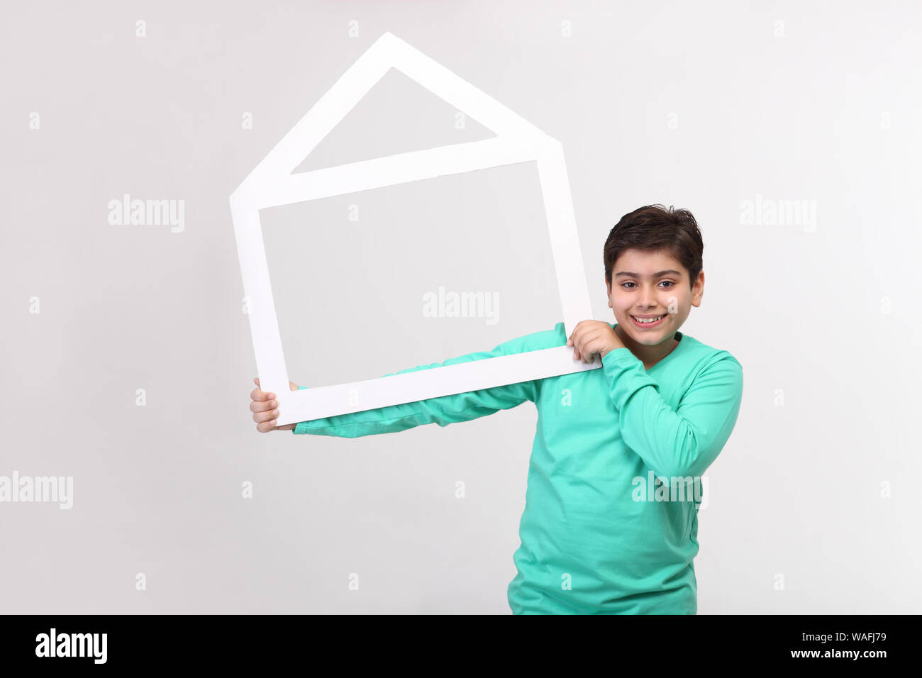 Boy looking through frame hi-res stock photography and images - Alamy