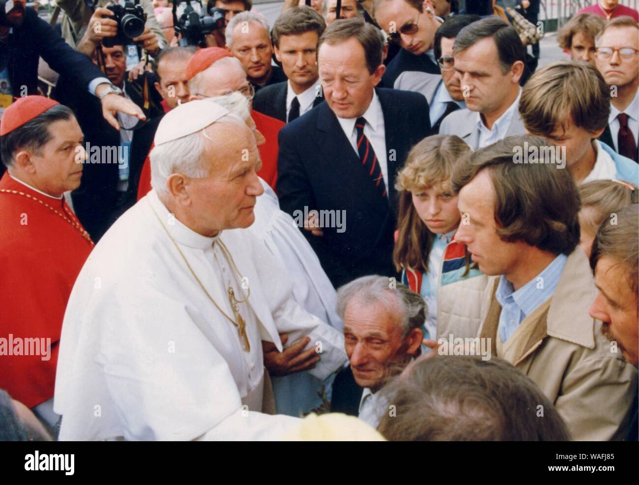 Paul Kneeling High Resolution Stock Photography and Images - Alamy