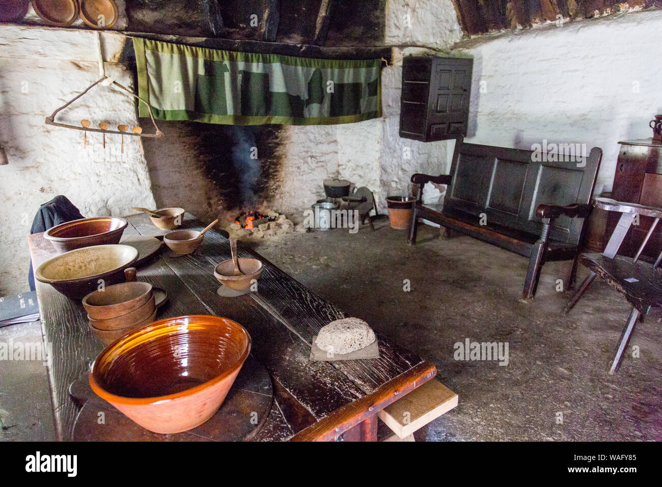 Traditional welsh cottage hi-res stock photography and images - Alamy
