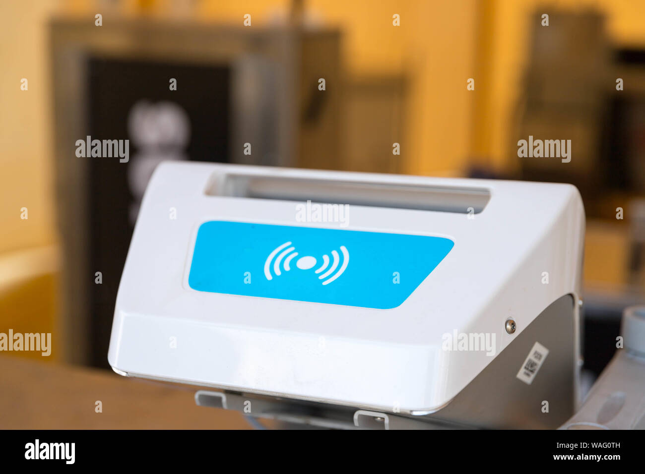 No contact credit card payment hi-res stock photography and images - Alamy