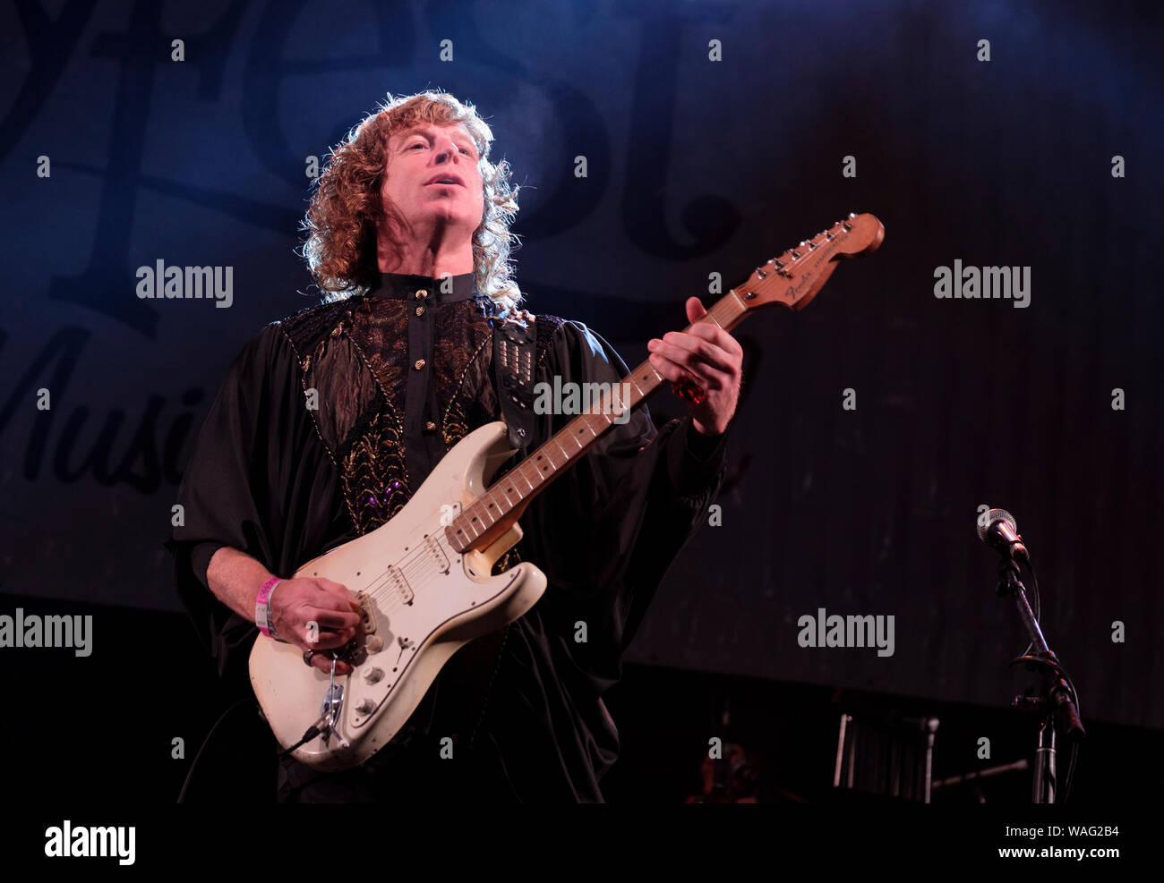 Simon bartholomew singing hi-res stock photography and images - Alamy