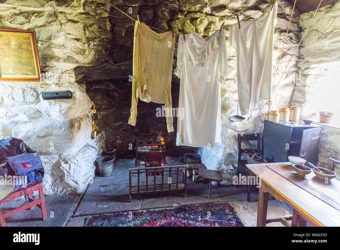 Traditional welsh cottage hi-res stock photography and images - Alamy