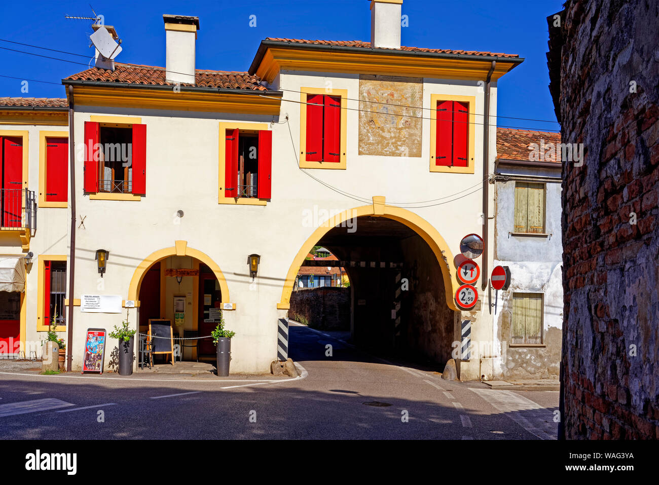 Este italia hi-res stock photography and images - Alamy