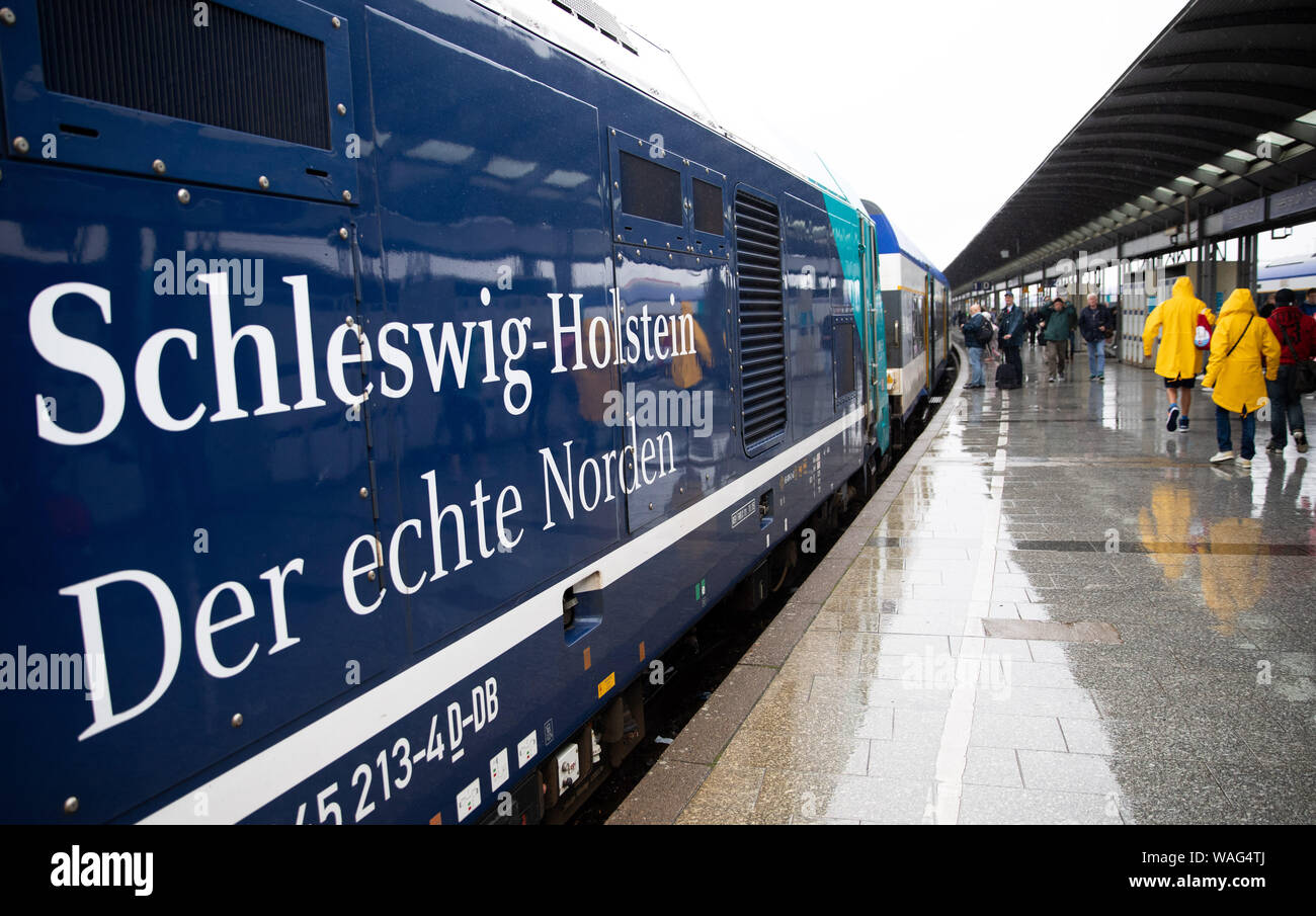 15 August 2019, Schleswig-Holstein, Westerland/Sylt: A regional train ...