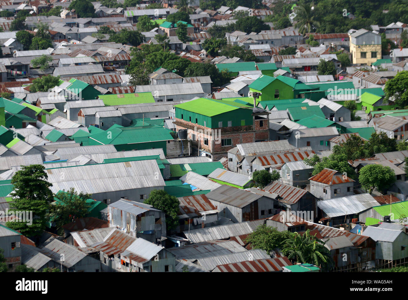 Dhaka, Bangladesh. 20th Aug, 2019. A top view of Korail Slum is located ...