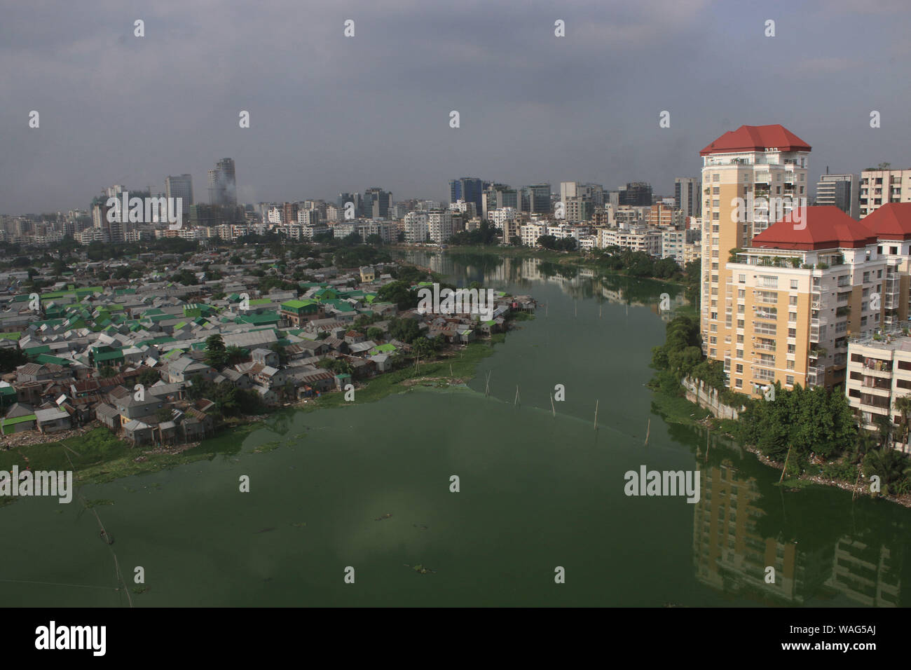 Dhaka, Bangladesh. 20th Aug, 2019. A top view of Korail Slum is located ...