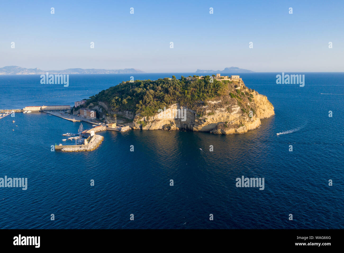 L'isola di Nisida, che attualmente ospita l'istituto penale minorile ...