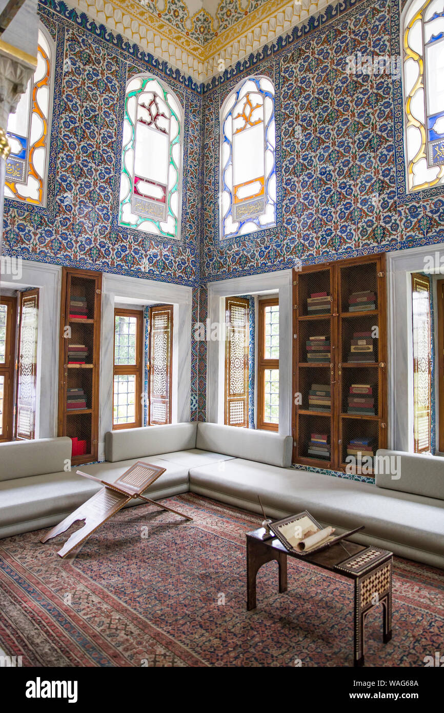 Amazing and beautiful interior of Topkapi palace in Istanbul, Turkey ...