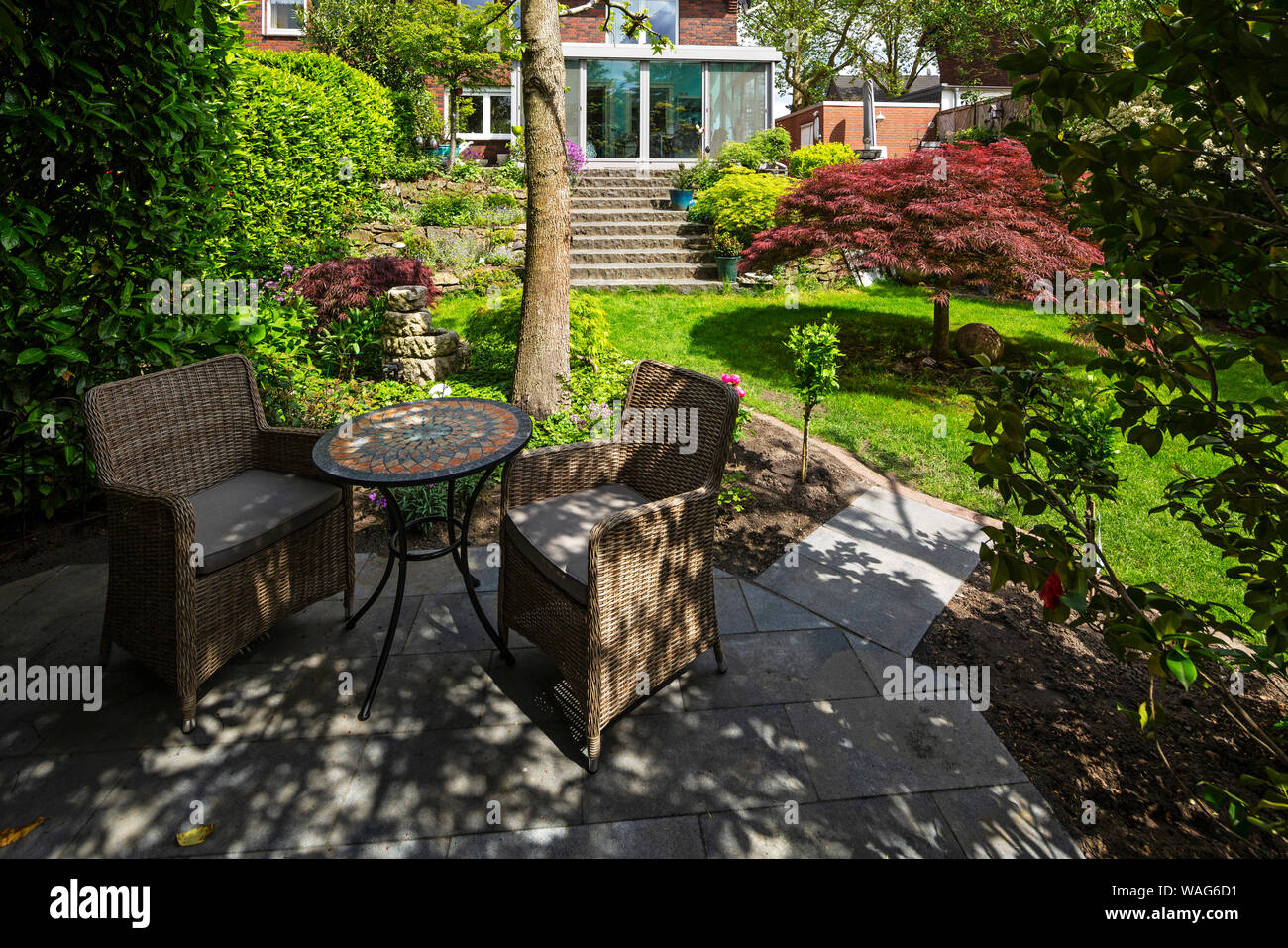 Tree shading building hi-res stock photography and images - Alamy