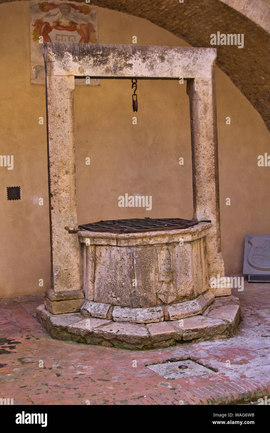 Ancient water well hi-res stock photography and images - Alamy