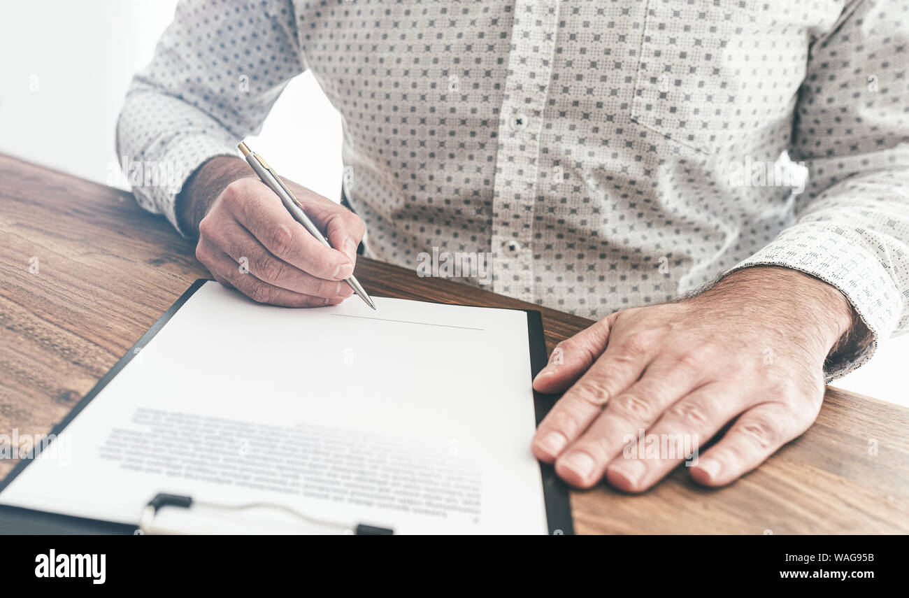 Person signing document hi-res stock photography and images - Alamy