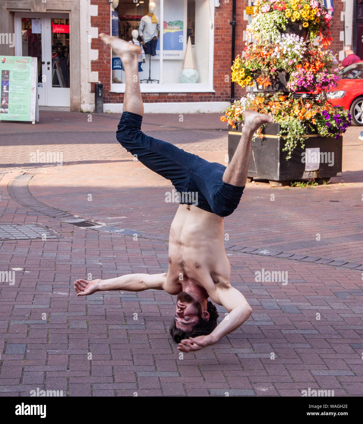 Folk performer hi-res stock photography and images - Alamy