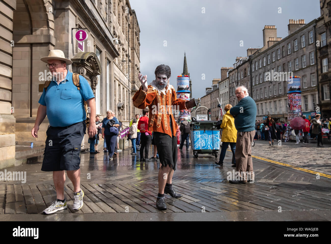 Edinburgh, Scotland, UK. 20th August, 2019. A performer on the Royal ...