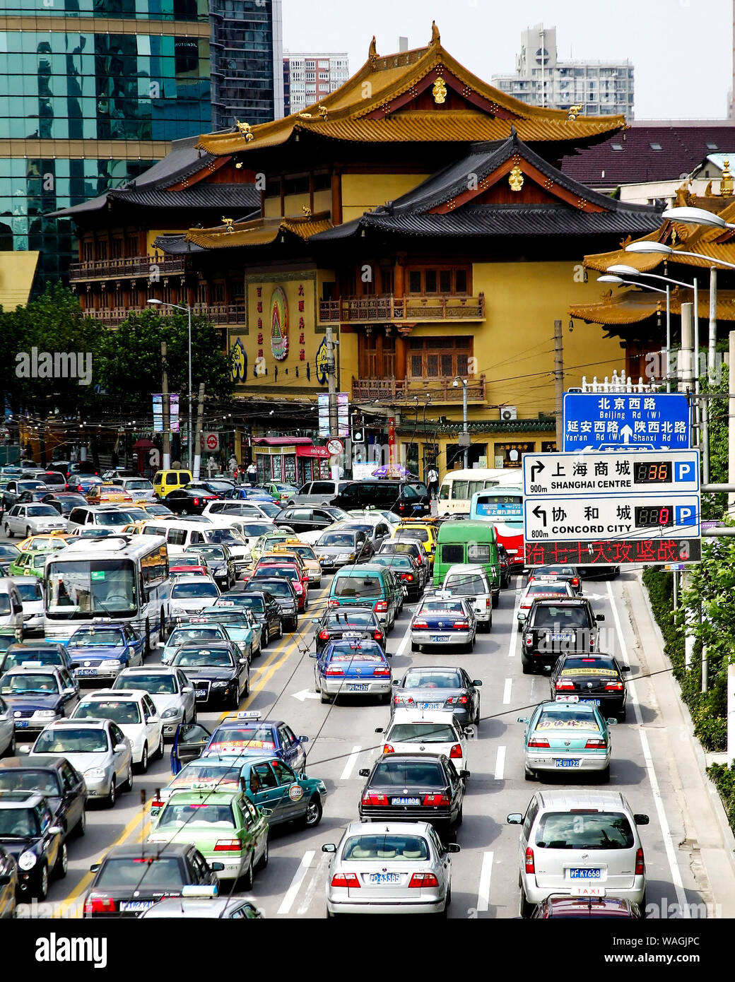 Downtown rush hour traffic jam hi-res stock photography and images - Alamy