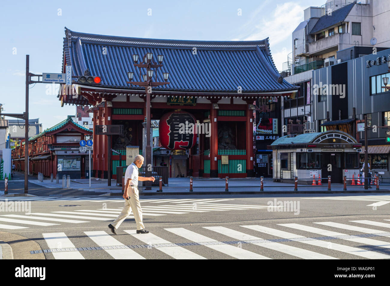 Tokyo walking tourist hi-res stock photography and images - Alamy