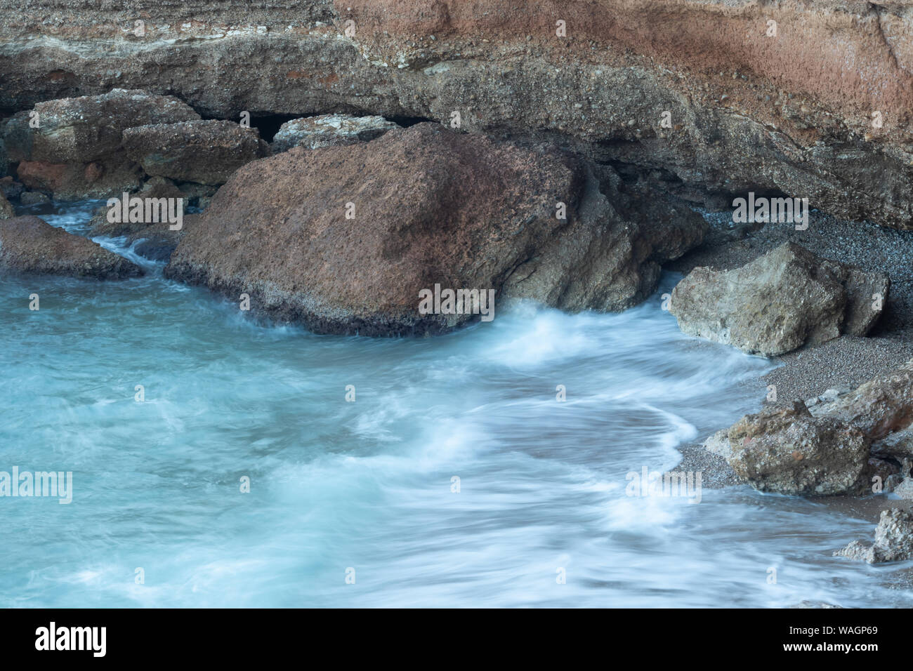 Waves hitting cliff hi-res stock photography and images - Alamy