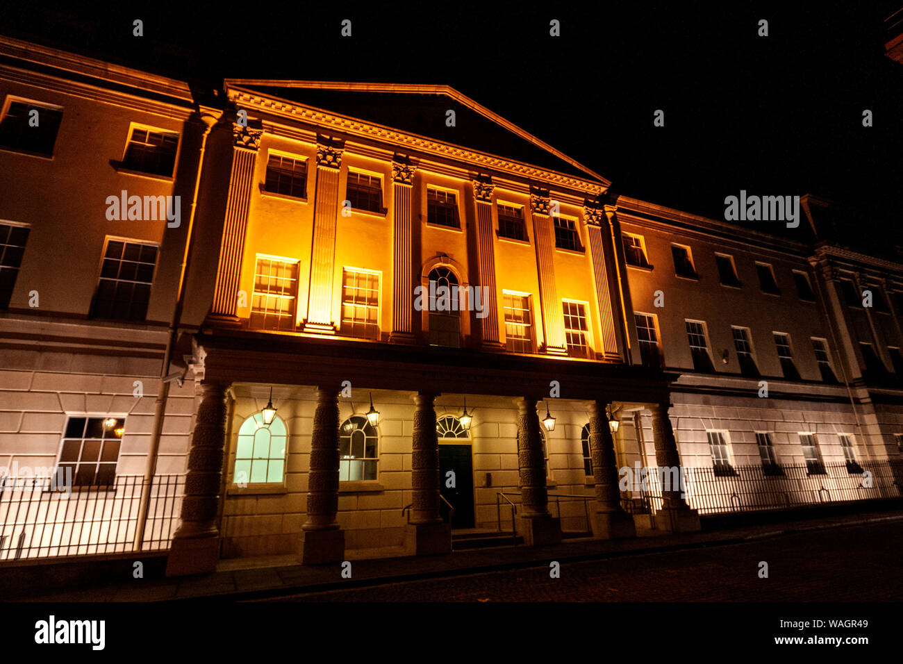 Uk terrace house night hi-res stock photography and images - Alamy