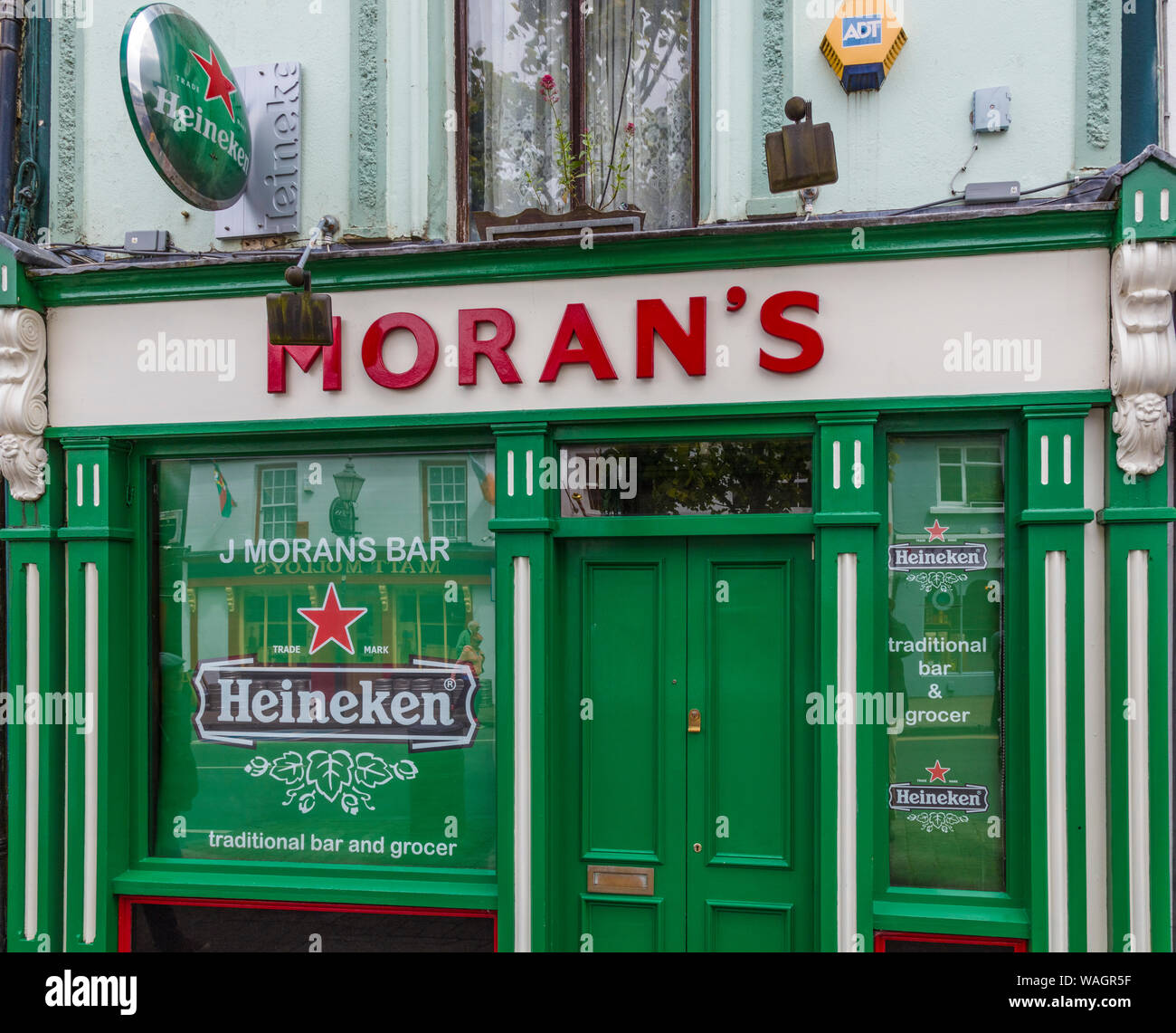 Front of pub hi-res stock photography and images - Alamy