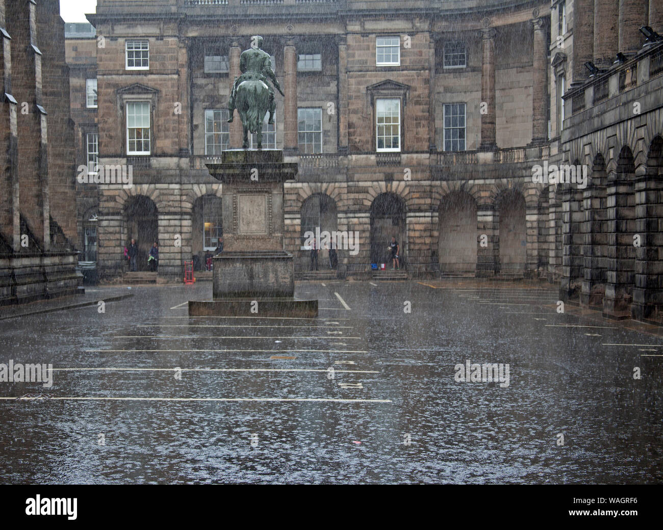 Parliament Square, Edinburgh, Fringe, Scotland, UK, heavy rain bounces ...