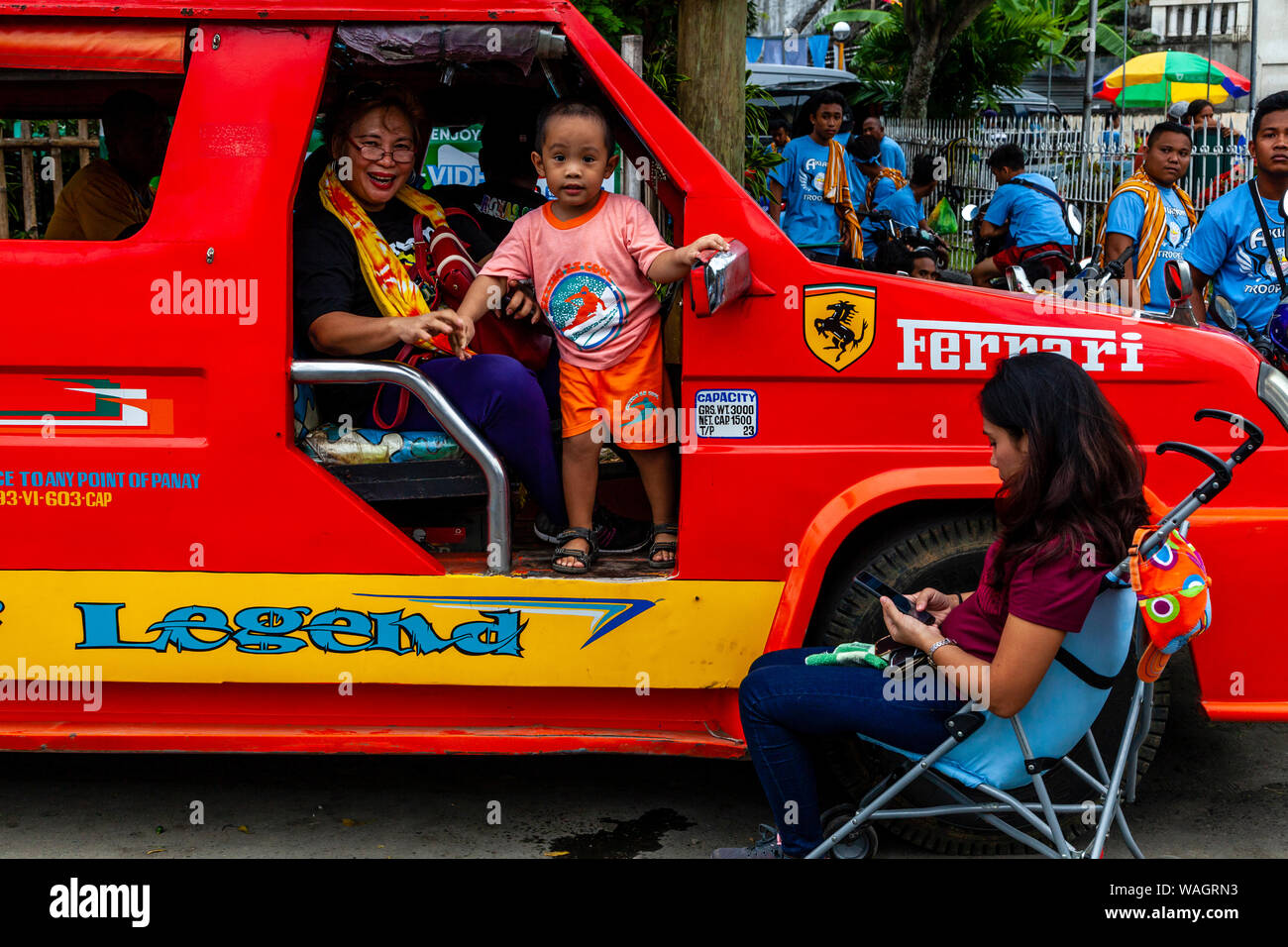 Filipino family hi-res stock photography and images - Alamy