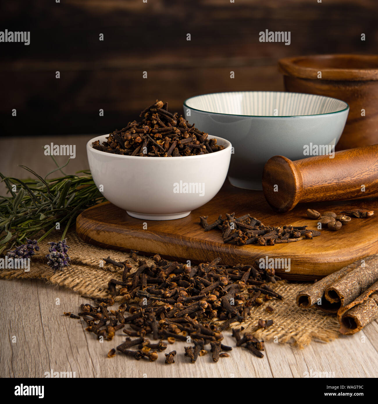 Whole and cloves hi-res stock photography and images - Alamy