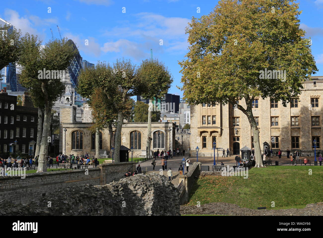Chapel Royal of St Peter ad Vincula and Waterloo Block (right), Tower ...