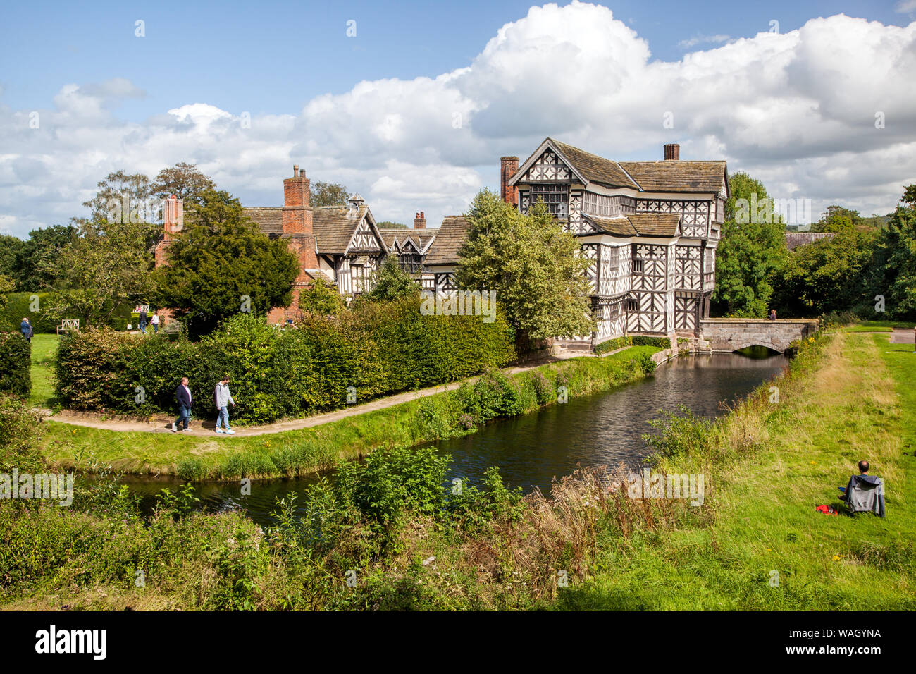 Manor House With Moat High Resolution Stock Photography and Images - Alamy