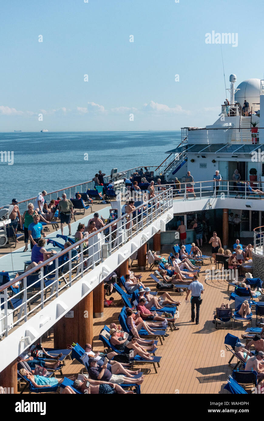 Crowded pool cruise hi-res stock photography and images - Alamy
