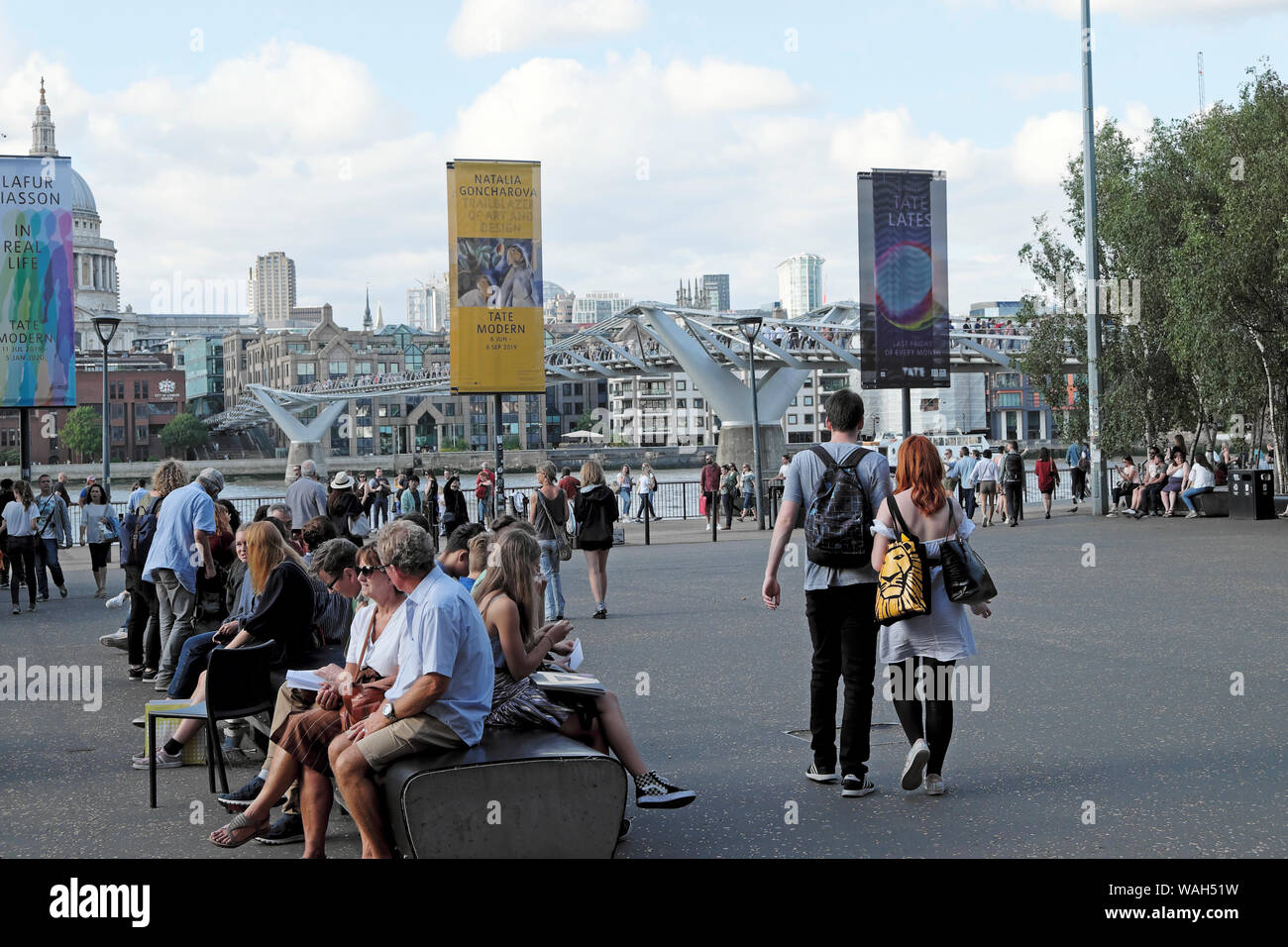 Tate Modern Crowd High Resolution Stock Photography and Images - Alamy