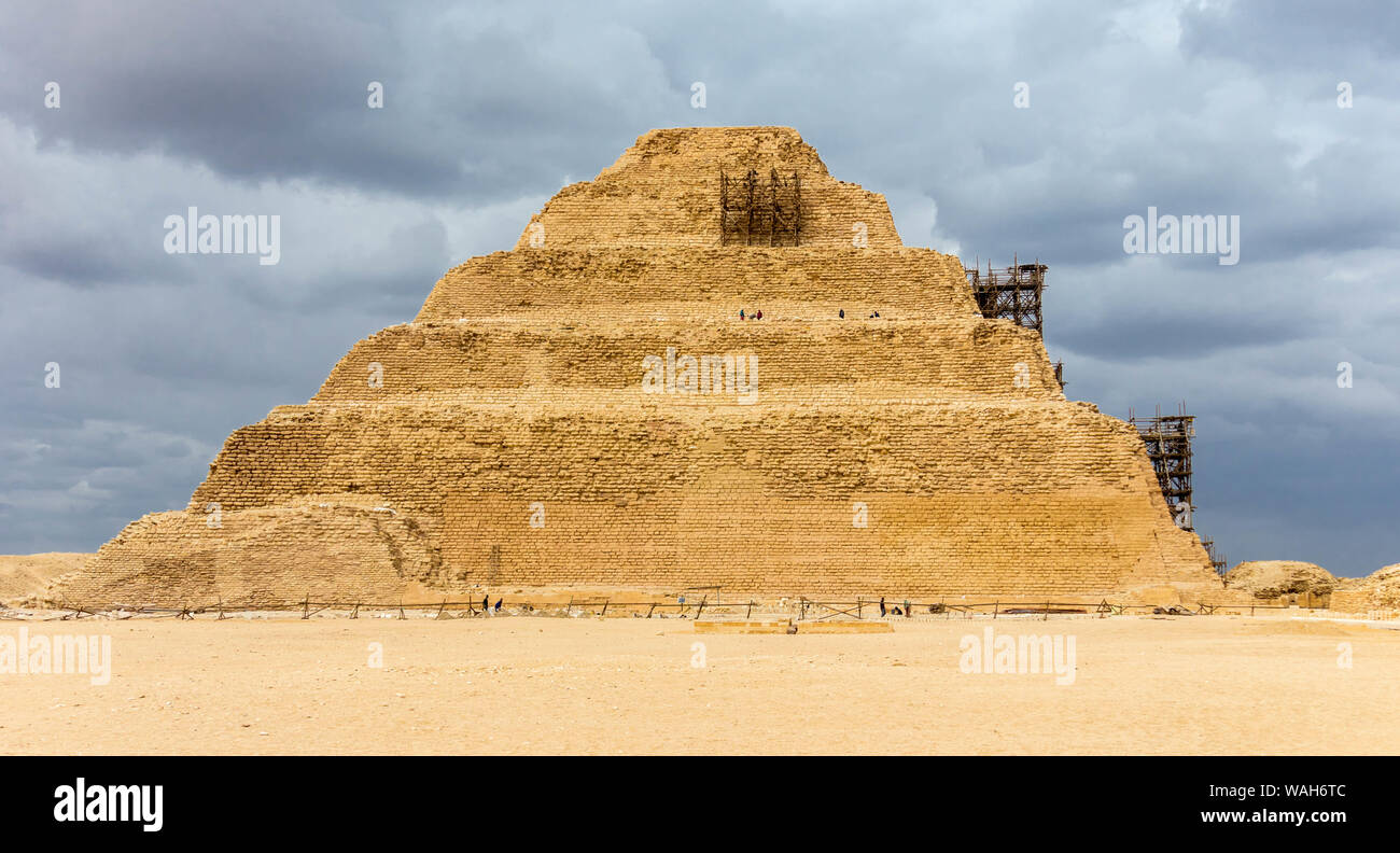 Ancient egyptian pyramid building hi-res stock photography and images ...