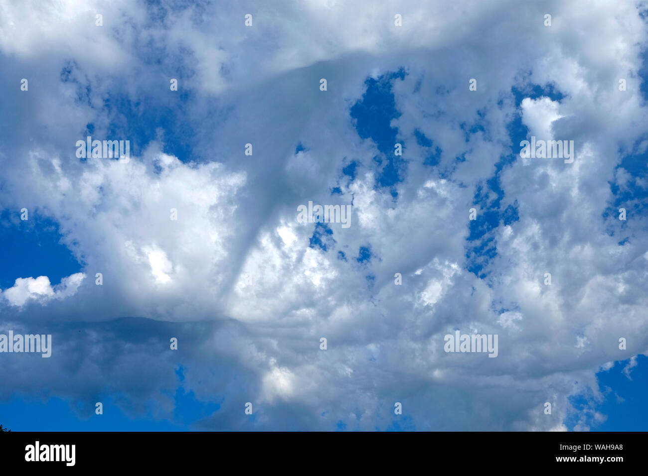 Blue sky clouds in nature hi-res stock photography and images - Alamy