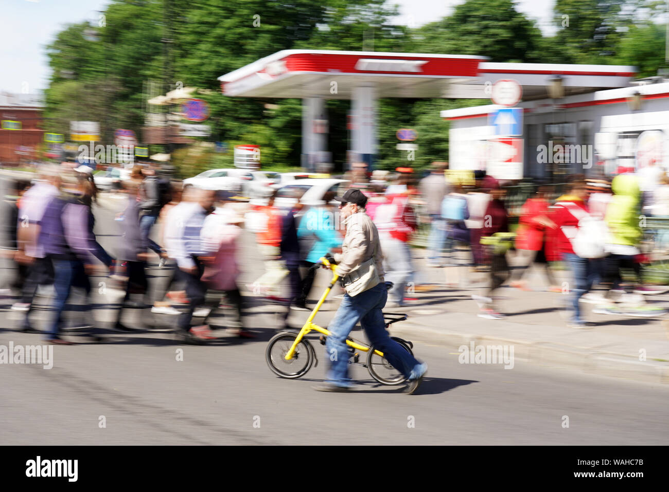 Crowd people walking silhouette hi-res stock photography and images - Alamy