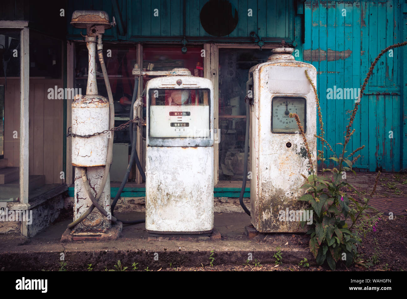 Old gas station britain hi-res stock photography and images - Alamy