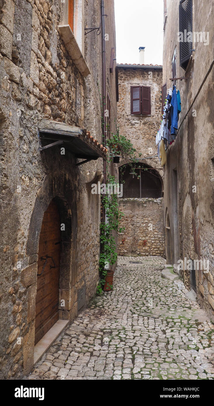 Narrow village street in italy hi-res stock photography and images - Alamy