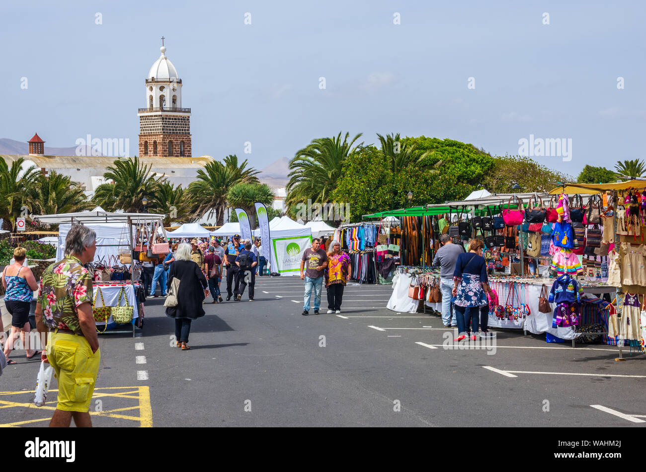 The traditional market of the town of Teguise attracts as every Sunday ...