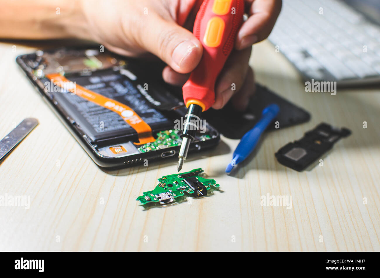 Man repairing mobile phone hi-res stock photography and images - Alamy