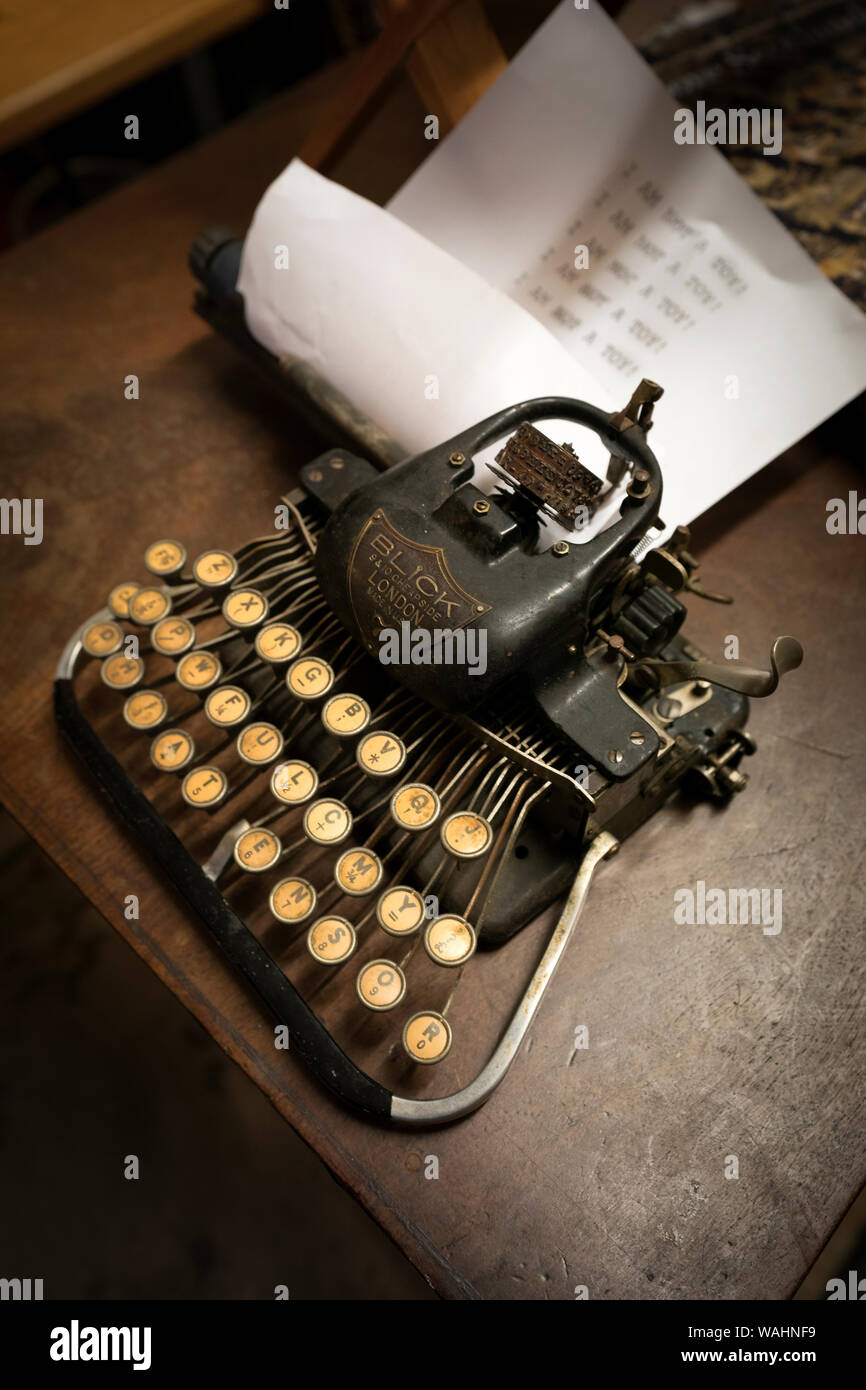 Old fashioned typewriter rests hi-res stock photography and images - Alamy