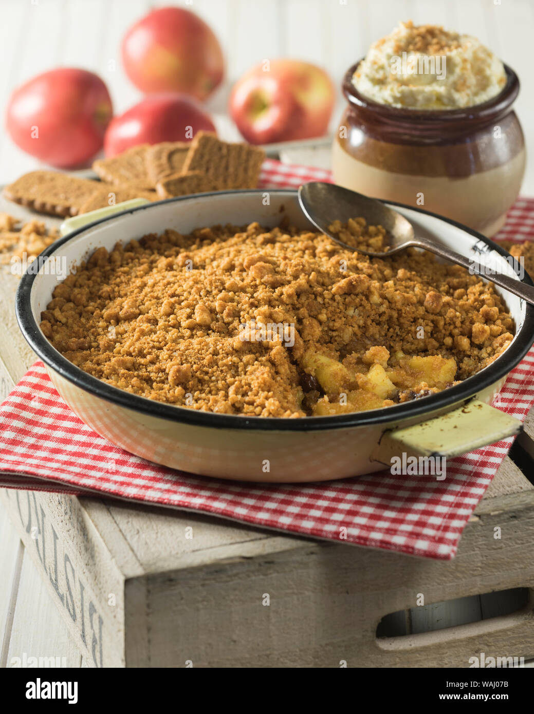 Speculoos crumble. Apple dessert made with Speculoos Lotus Biscoff ...