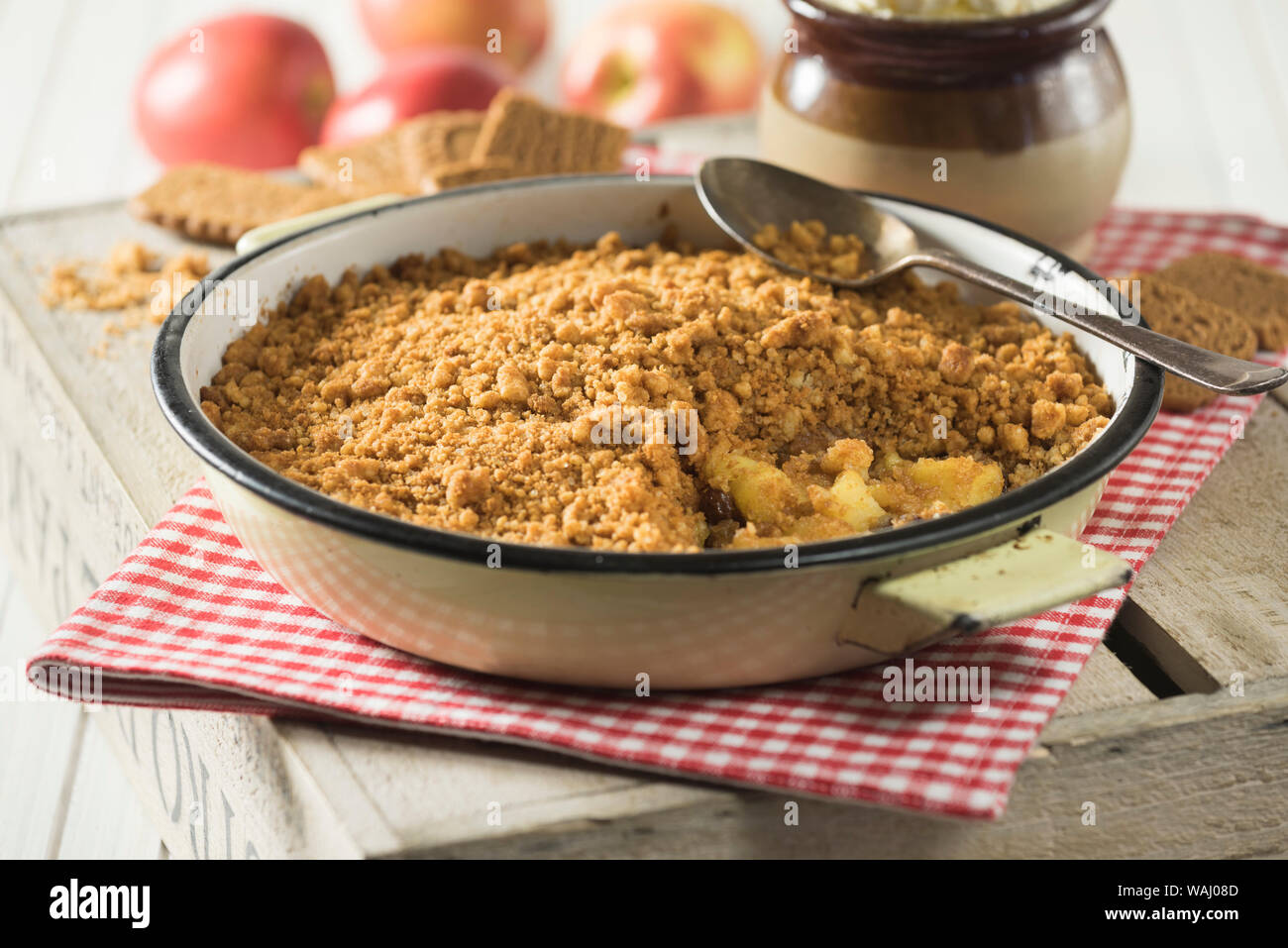Speculoos crumble. Apple dessert made with Speculoos Lotus Biscoff ...