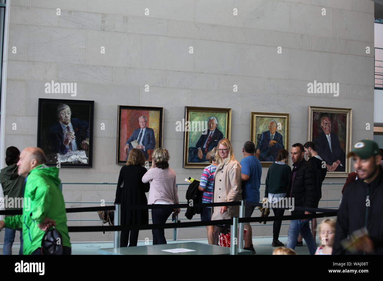 Im ersten Stock des Bundeskanzleramt sind alle bisherigen Bundeskanzler ...