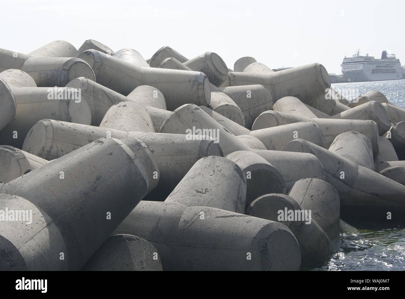 Les tétrapodes dans le port de Funchal,Madère Stock Photo - Alamy