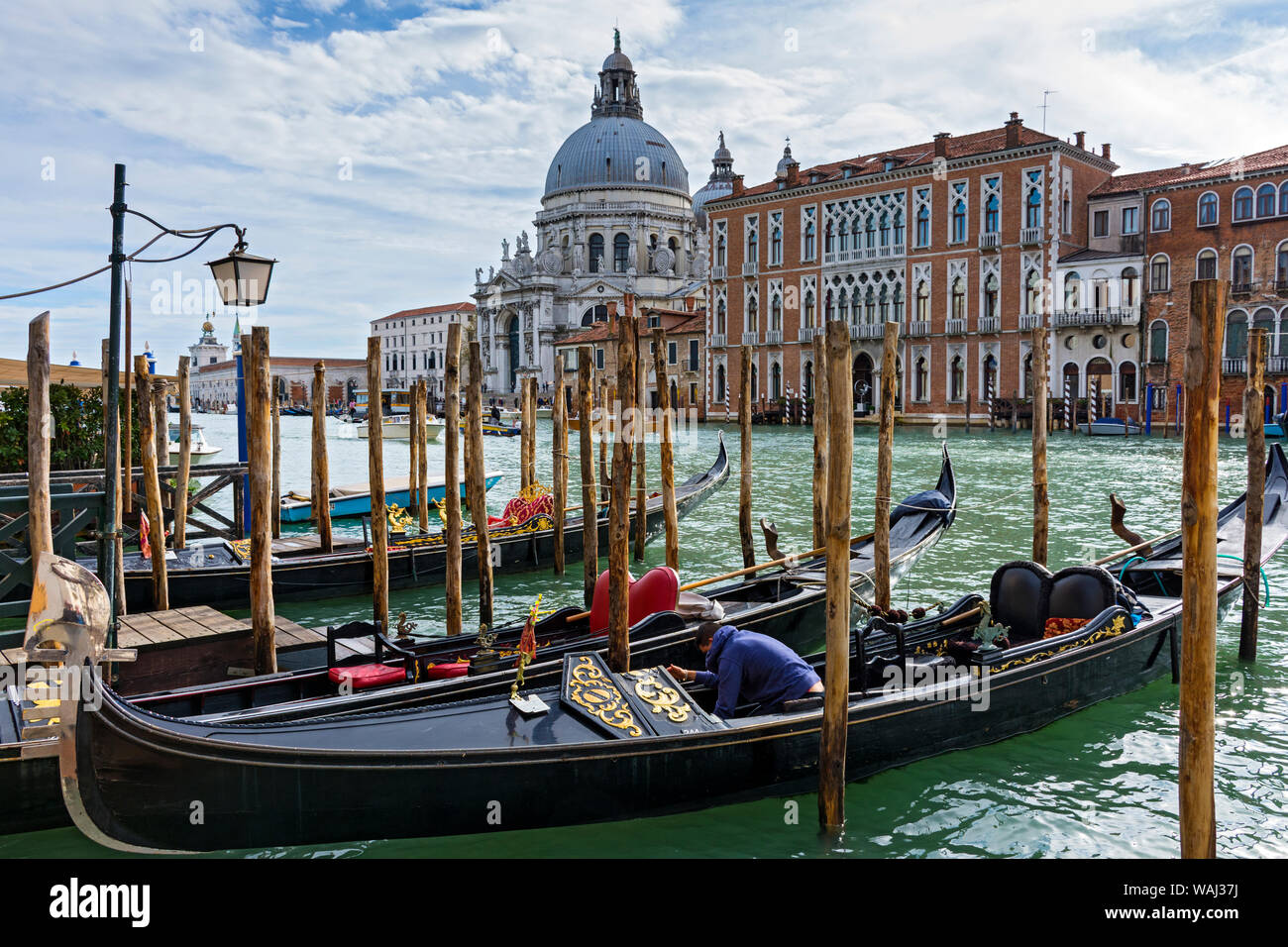Gondolas at the Traghetto di Santa Maria del Giglio gondola station on ...