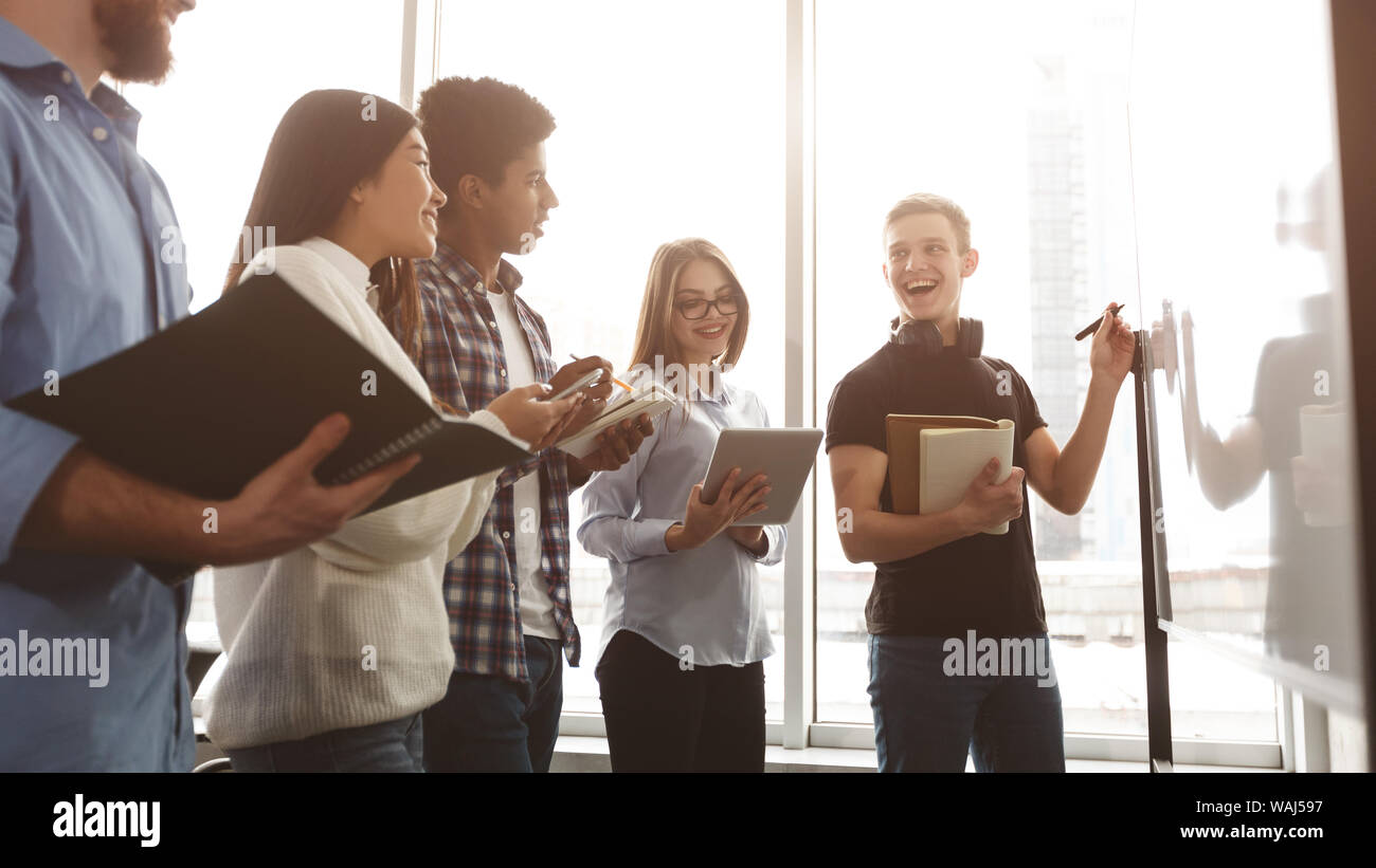Classroom discussion hi-res stock photography and images - Alamy