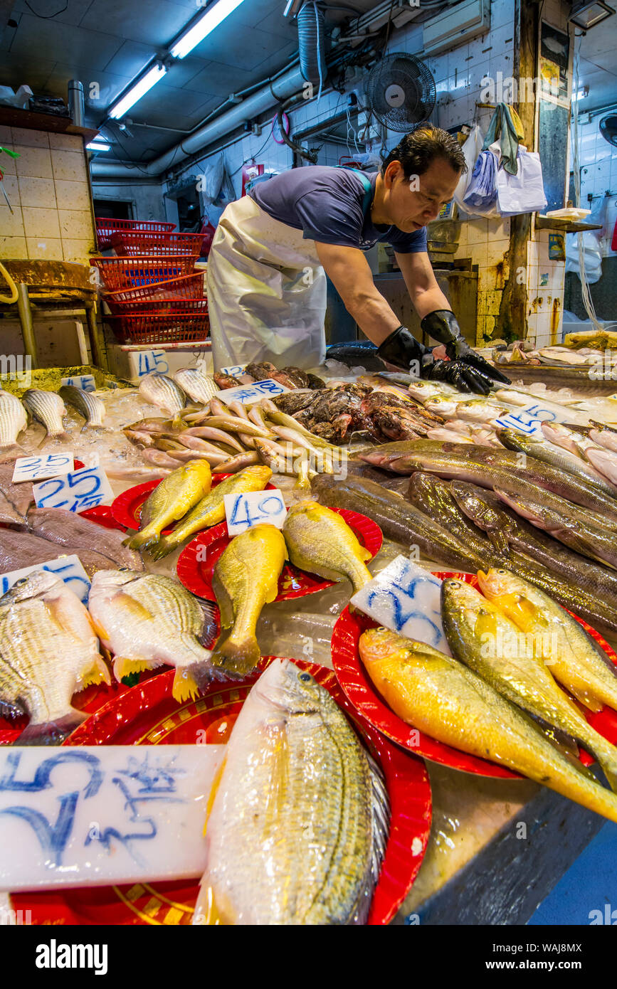 Fish vendors on Canton Road, Mongkok, Kowloon, Hong Kong, China Stock ...