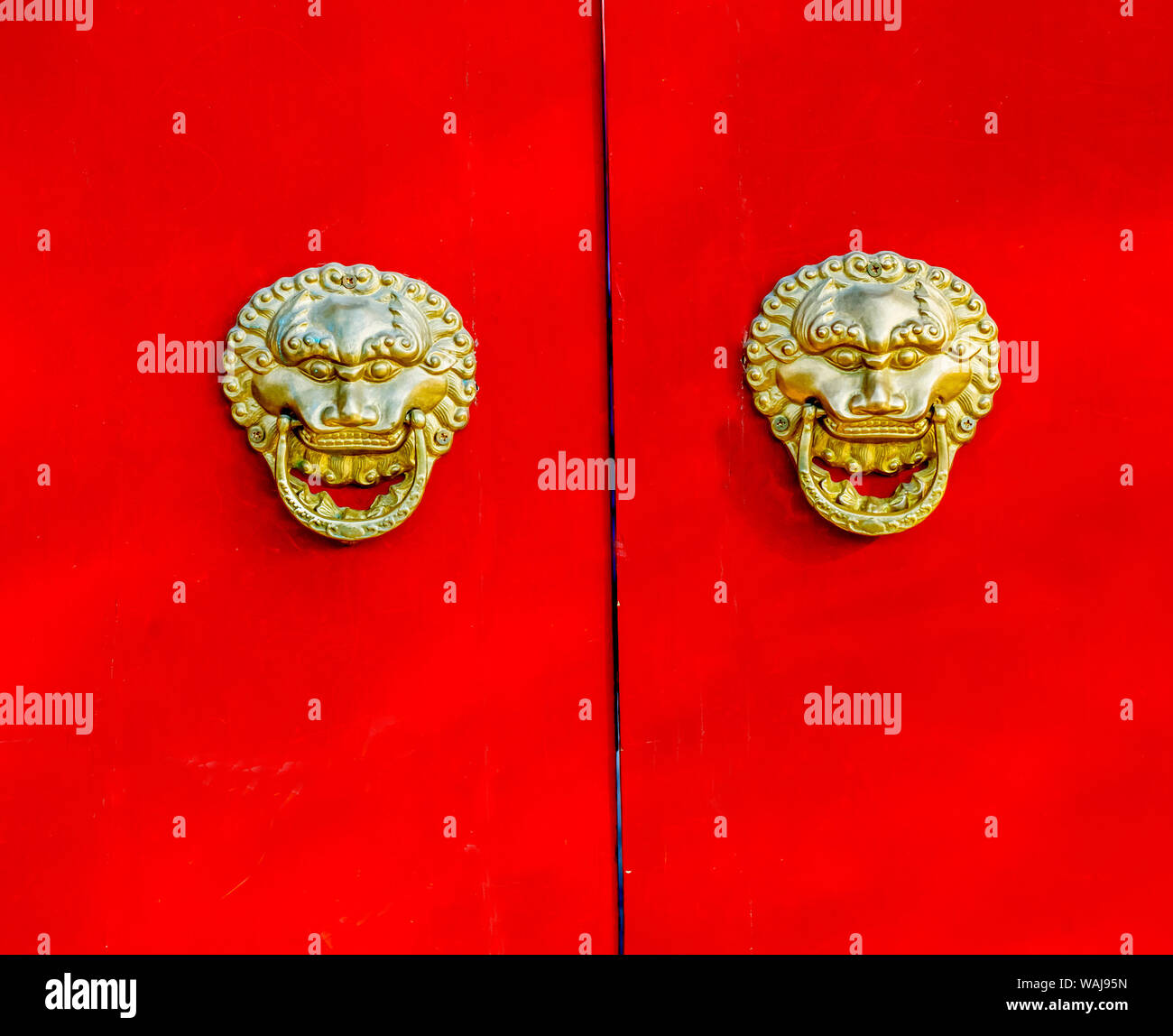 Dragon door hi-res stock photography and images - Alamy