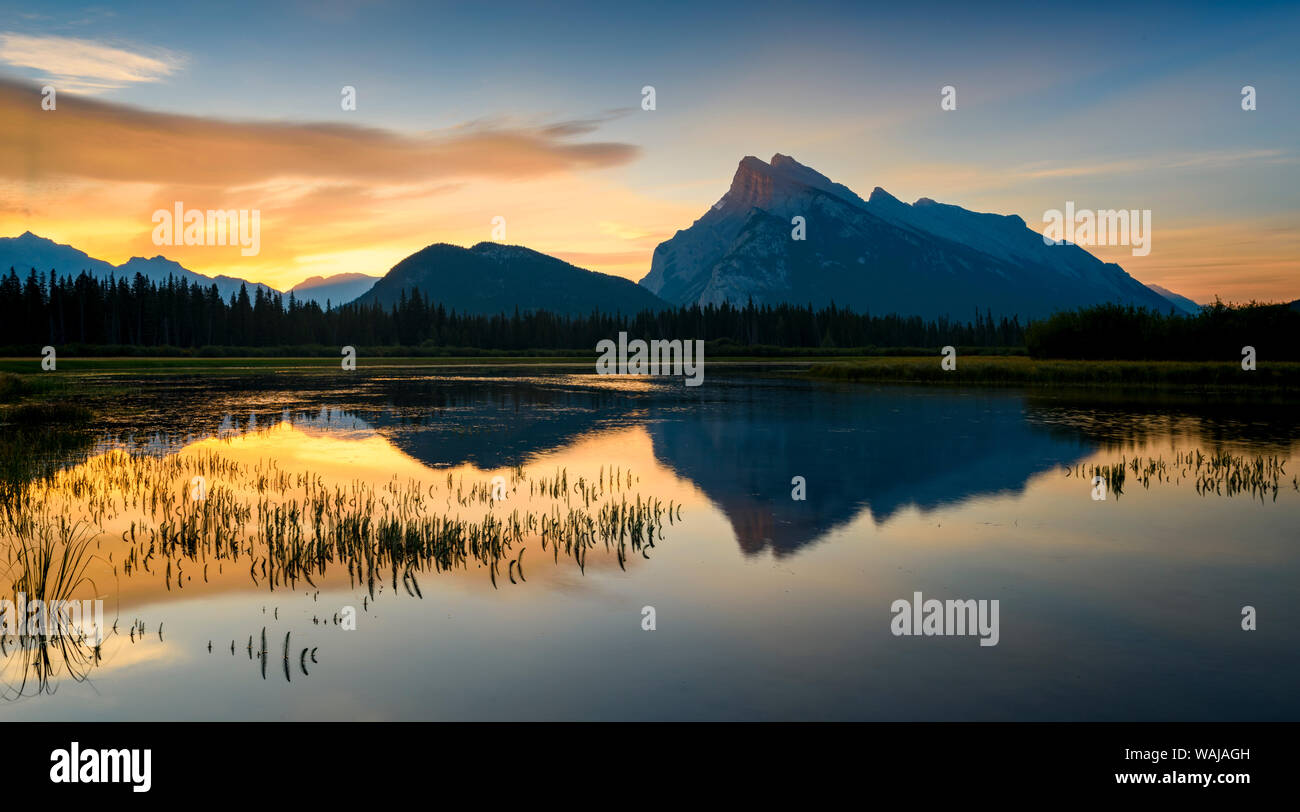 Banff bow river mount rundle hi-res stock photography and images - Alamy